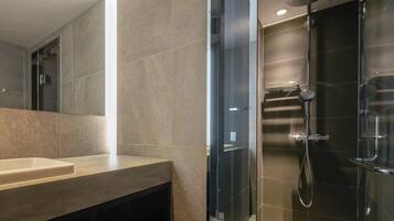 Chuveiro, chuveiro com efeito de chuva, produtos de toalete grátis