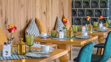 Café da manhã com buffet grátis todos os dias