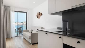Apartamento luxo, vista para o mar | Cozinha privada | Frigobar, fogão, cooktop
