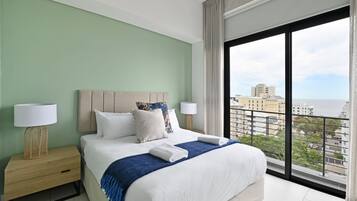 Apartamento, 2 quartos | Cofre no quarto, com decoração personalizada