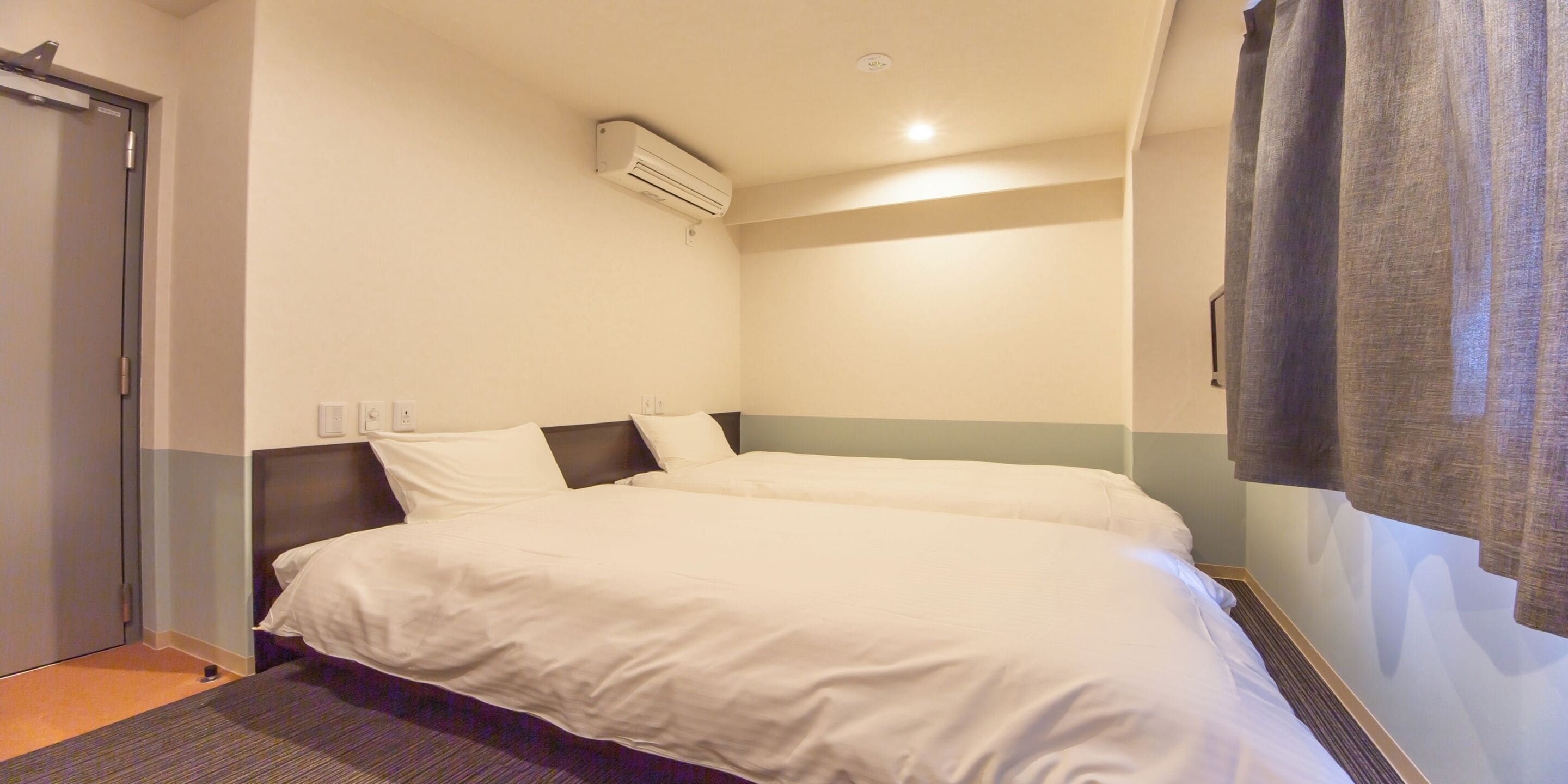 Escrivaninha, cortinas blackout, Wi-Fi de cortesia, roupa de cama