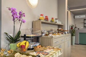 Café da manhã com buffet grátis todos os dias