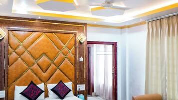 Quarto Duplo Deluxe, 1 cama king-size | Lençóis de algodão egípcio, roupa de alta qualidade, edredões de penas