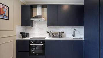 Apartamento (2 Bedrooms) | Cozinha privada | Micro-ondas, fogão, lava-louças