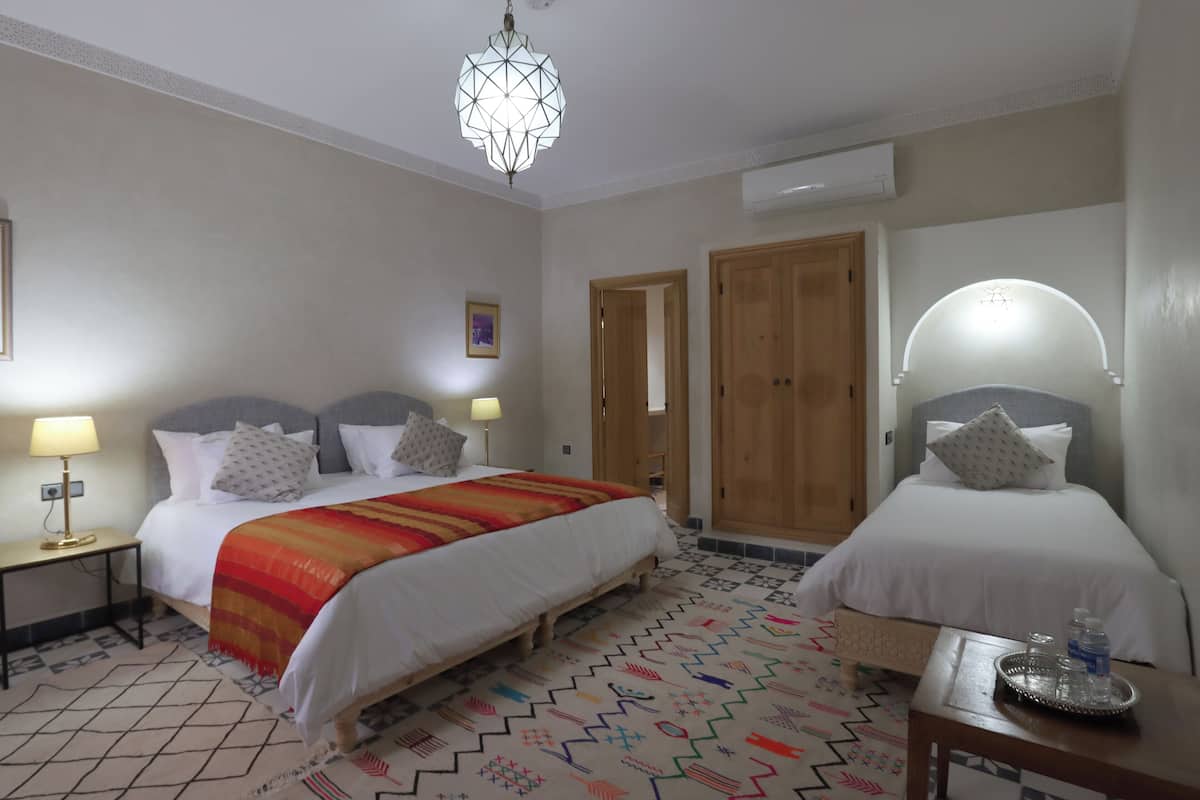 Quarto triplo clássico | Roupas de cama premium, edredons de pluma