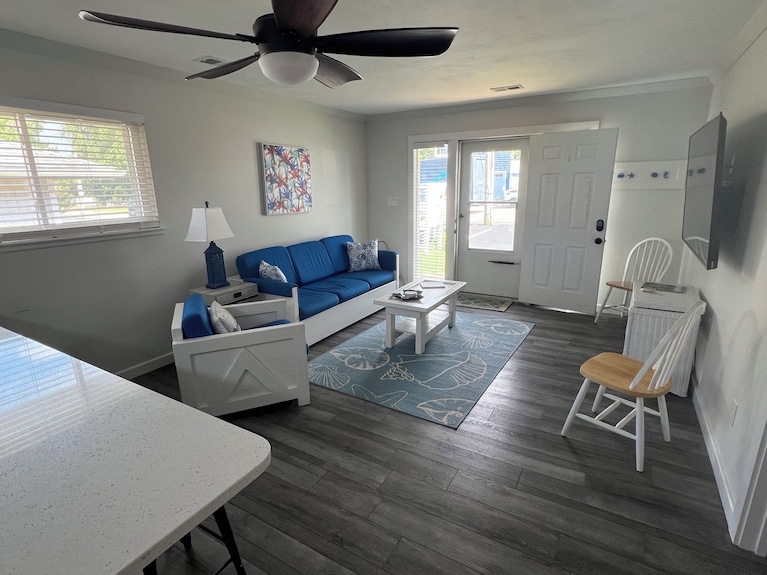 Awesome Beach Getaway! 1 Block To The Ocean, With A Big Pool In The Back. - Virginia Beach, VA