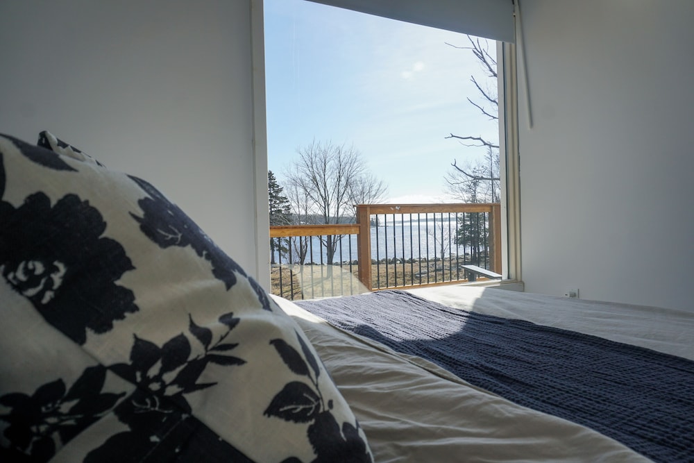 Blissful Oceanfront Cottage In Port Mouton - Nova Scotia