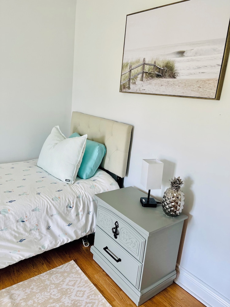 5 Minutes To Picton Downtown W/ Beach Pass! Pec Apartment With Backyard Space - Greater Napanee