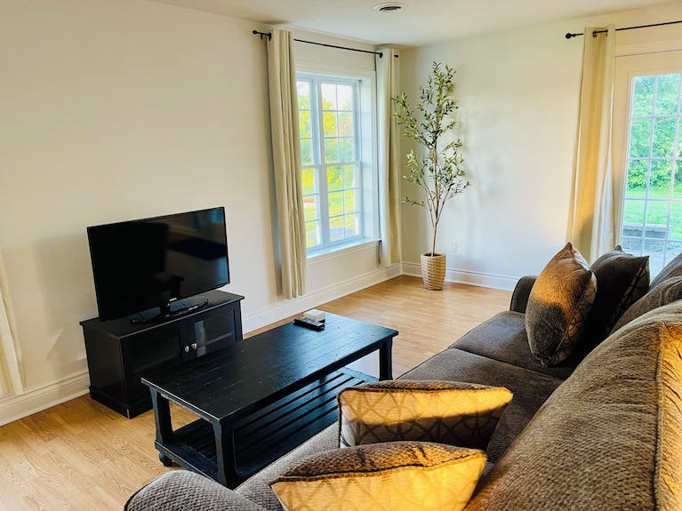 5 Minutes To Picton Downtown W/ Beach Pass! Pec Apartment With Backyard Space - Napanee