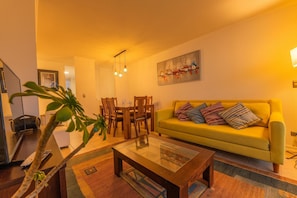 Apartamento | Área de estar | TV 40 polegadas com canais a cabo