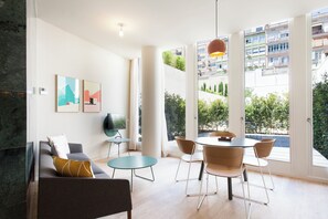 Apartamento superior, vista para a piscina | Vista para o jardim