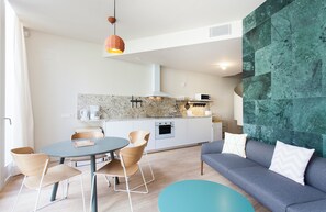 Apartamento superior, vista para a piscina | Área de estar | TV de tela plana 40 polegadas com canais a cabo