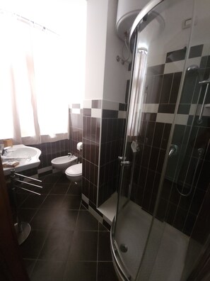 Quarto triplo clássico | Banheiro | Chuveiro, chuveiro com efeito de chuva