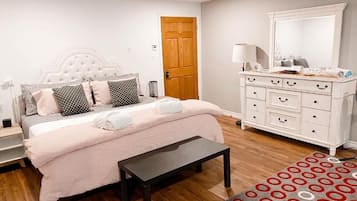 Quarto superior, 1 cama King e sofá-cama, para não fumantes, banheira de imersão | Cofres nos quartos, ferros/tábuas de passar roupa, Wi-Fi de cortesia