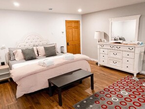 Quarto superior, 1 cama King e sofá-cama | Cofres nos quartos, ferros/tábuas de passar roupa, Wi-Fi de cortesia