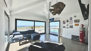 Bungalow Familiar, vista para o oceano | Sala de estar | Smart TV de 24 de polegadas com canais digitais, Netflix, piso aquecido