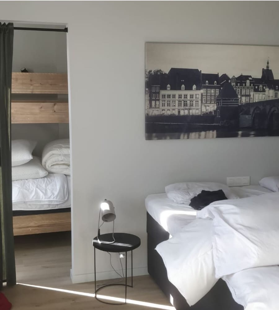 Vakantiewoning Het Maashuis Met 9 Slaapkamers Met Eigen Sanitair Voor Max 26p - Maasmechelen
