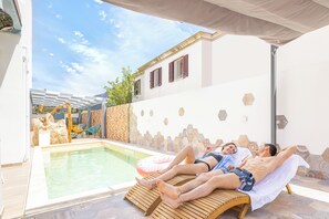 Piscina exterior sazonal, espreguiçadeiras 