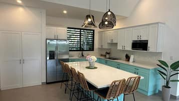 Casa família, 3 quartos, piscina particular, vista para o jardim | Cozinha privada | Geladeira grande, micro-ondas, cooktop