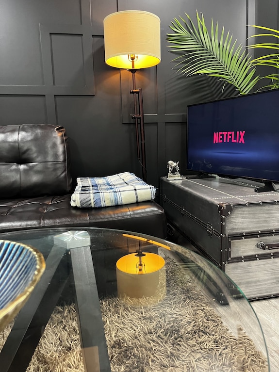 Cozy & Stylish 2 Bedroom Basement Apartment In Sw Edmonton - Alberta