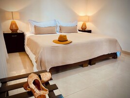 Quarto Duplo Deluxe | Cofre no quarto, secretária 