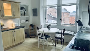 Apartamento | Cozinha privada | Um frigorífico, um micro-ondas, um forno, uma placa de cozinha