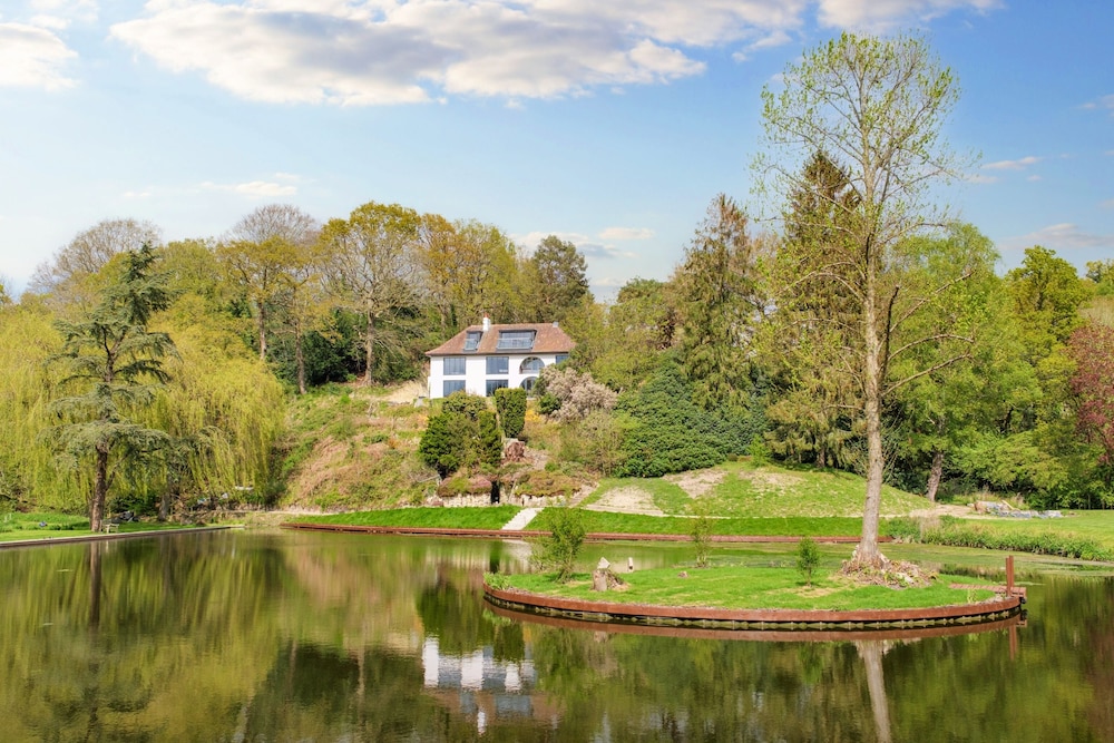 Inviting 5-bed House With Fishing Lake In Devizes - Devizes
