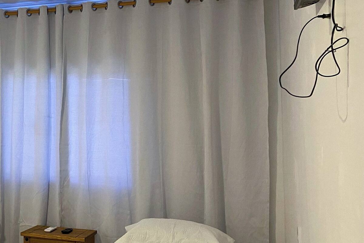 Quarto solteiro | Escrivaninha, Wi-Fi de cortesia