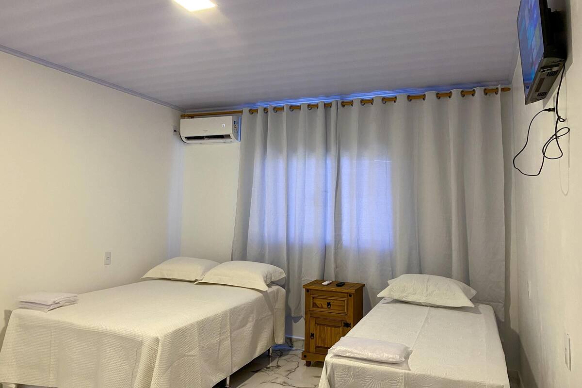 Quarto triplo | Escrivaninha, Wi-Fi de cortesia