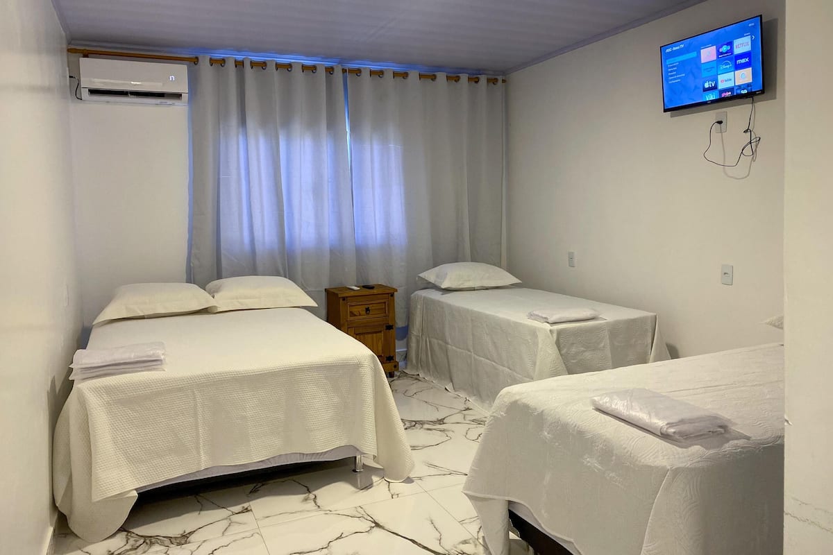 Quarto quádruplo | Escrivaninha, Wi-Fi de cortesia