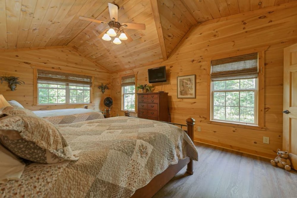 "Mountain Time" luxurious cabin near Helen and Unicoi State Park ...