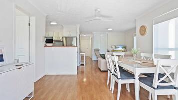 Apartamento superior, 2 quartos, vista para o jardim | Opções para refeição no quarto