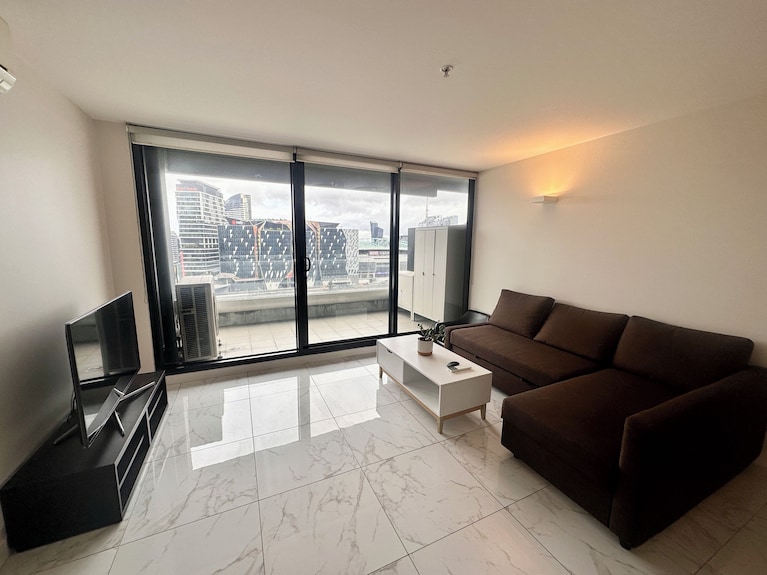 Bright N Spacious Melbourne City Apartment With Great Skyline Views. - Essendon Railway Station