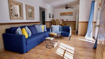 Apartamento Clássico | Sala de estar | TV de ecrã plano