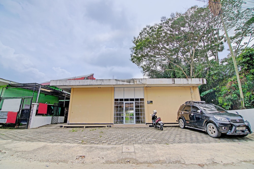 Spot On 92255 Lucky Guesthouse - Pekanbaru