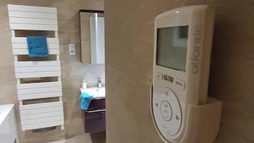 Quarto Comfort, varanda, vista para o jardim | Casa de banho | Um secador de cabelo, toalhas fornecidas, sabão, champô