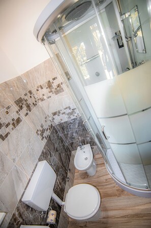 Quarto triplo standard | Banheiro | Chuveiro, secador de cabelo, toalhas de banho, sabonete