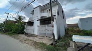 Um edifício de dois andares com portão e varanda.
