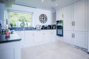 Um micro-ondas, um forno, uma placa de cozinha