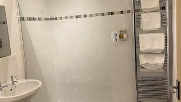 Quarto Duplo Deluxe, 1 quarto, não fumadores | Casa de banho | Artigos de higiene pessoal grátis, um secador de cabelo