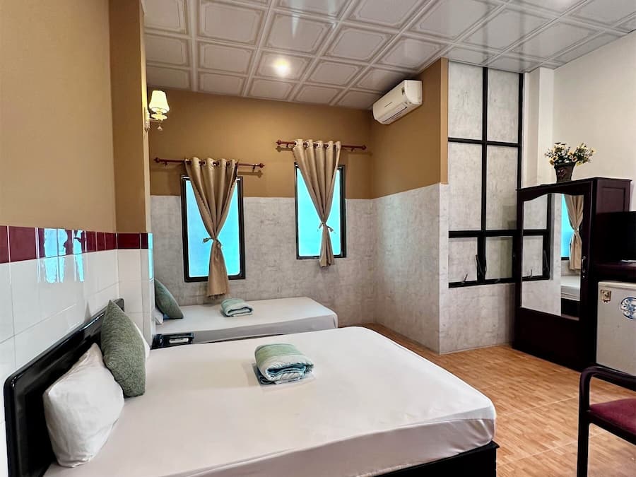 Quarto triplo urbano, vista para a cidade | Roupas de cama antialérgicas, individualmente decorados