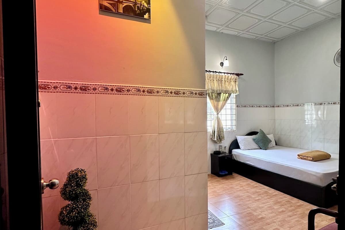 Quarto casal com design assinado | Roupas de cama antialérgicas, escrivaninha, quartos à prova de som