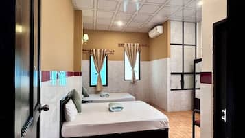 Quarto Triplo Cidade, Vista para a cidade | Roupa hipoalergénica, com mobília individualizada, secretária