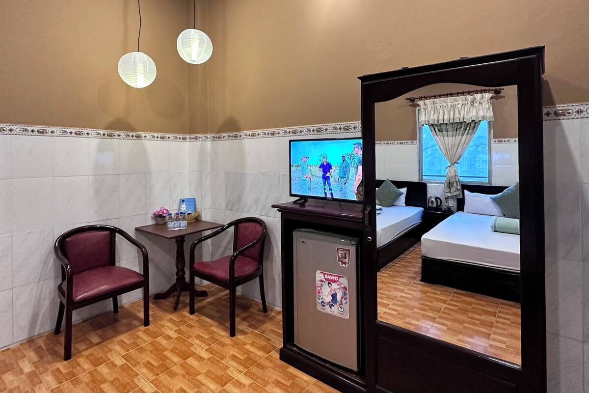 Quarto triplo design | Área de estar | TV de tela plana 45 polegadas com canais a cabo