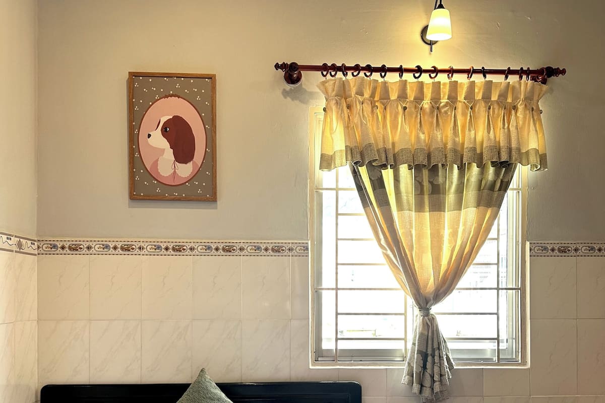Quarto conforto, 1 cama Queen | Roupas de cama antialérgicas, escrivaninha, quartos à prova de som