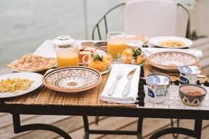 Pequeno-almoço tipo buffet diário incluído