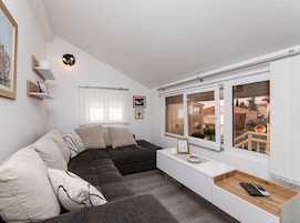 Apartamento (Comfort One Bedroom Apartment with Te) | Sala de estar | TV de tela plana 32 polegadas com canais a cabo