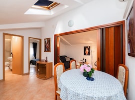 Apartamento (Standard One Bedroom Apartment with T) | Sala de jantar