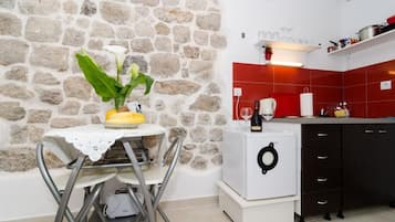 Estúdio (Apartment Lee Loo - Studio Apartment) | Kitchenette privada | Um frigorífico