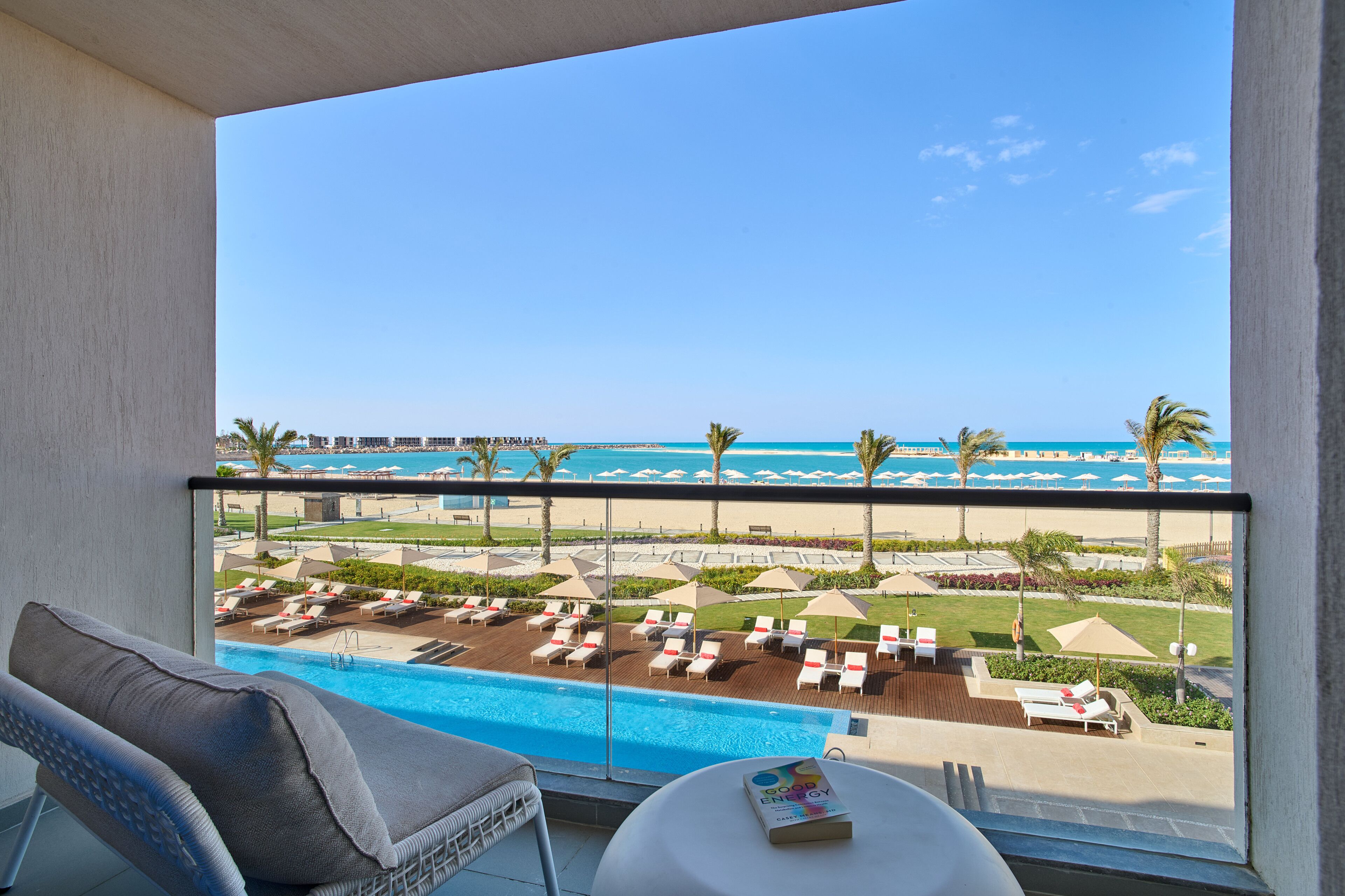 Varanda com vista para a praia e área da piscina.